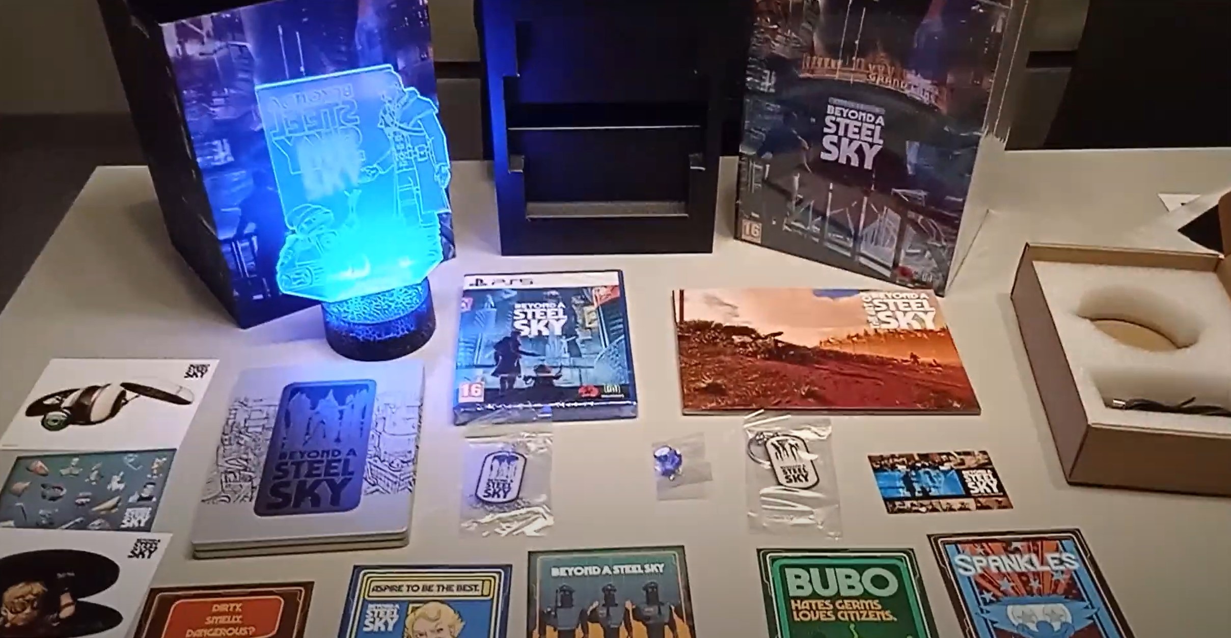 Zawartość kolekcjonerki Beyond a Steel Sky Utopia Edition na unboxingu ...